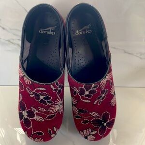 Dansko | Shoes | Dansko Sanita Burgundy Floral Daisy Tapestry Clogs ...